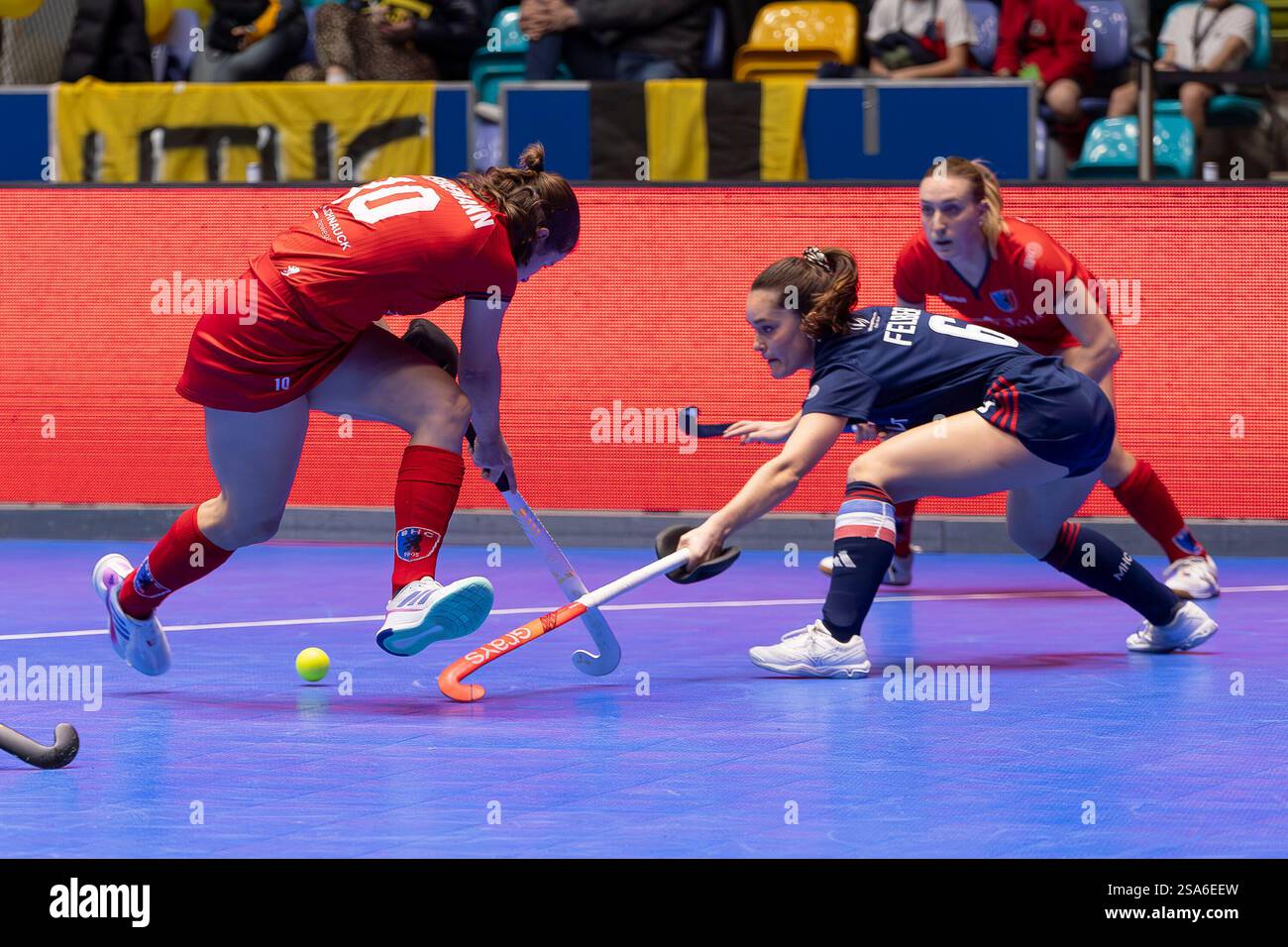 Frankfurt, Deutschland. 26th Jan, 2025. Linnea Weidemann (Berliner HC #10) & Fiona Felber ...