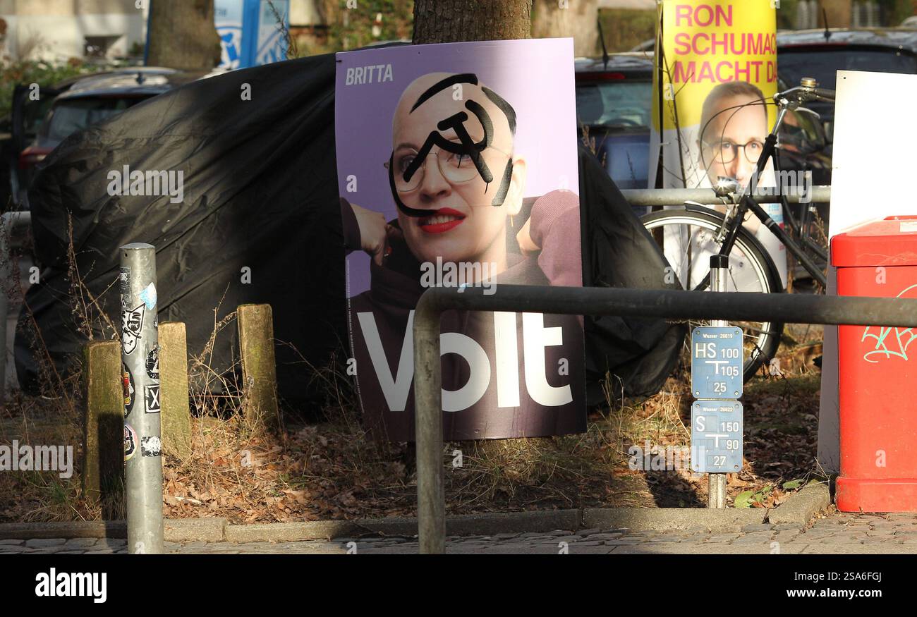 An einem Laternenpfahl wurde ein Wahlplakat der Partei Volt mit dem ...