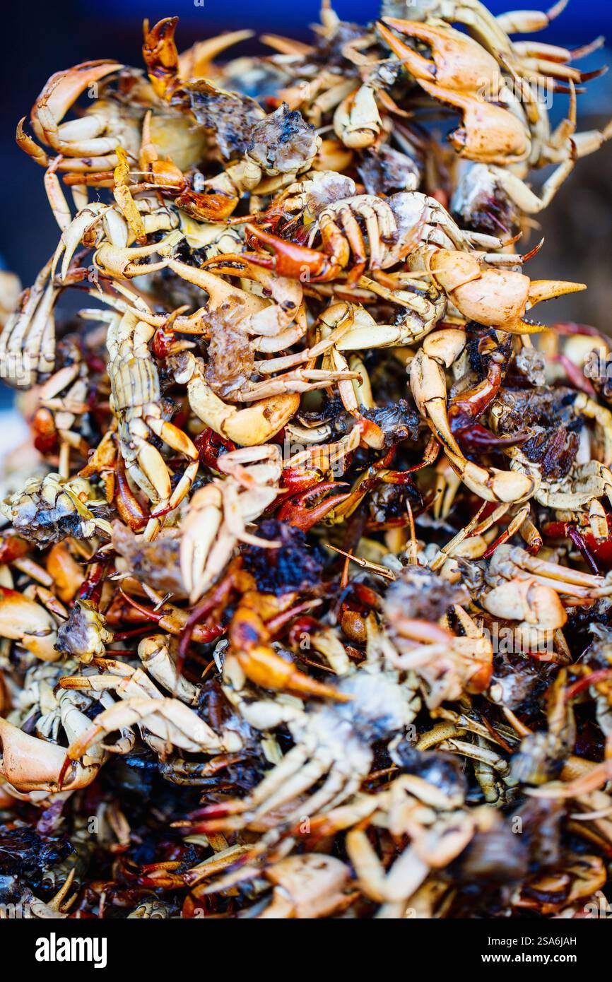 Fresh crabs at street market Stock Photo - Alamy