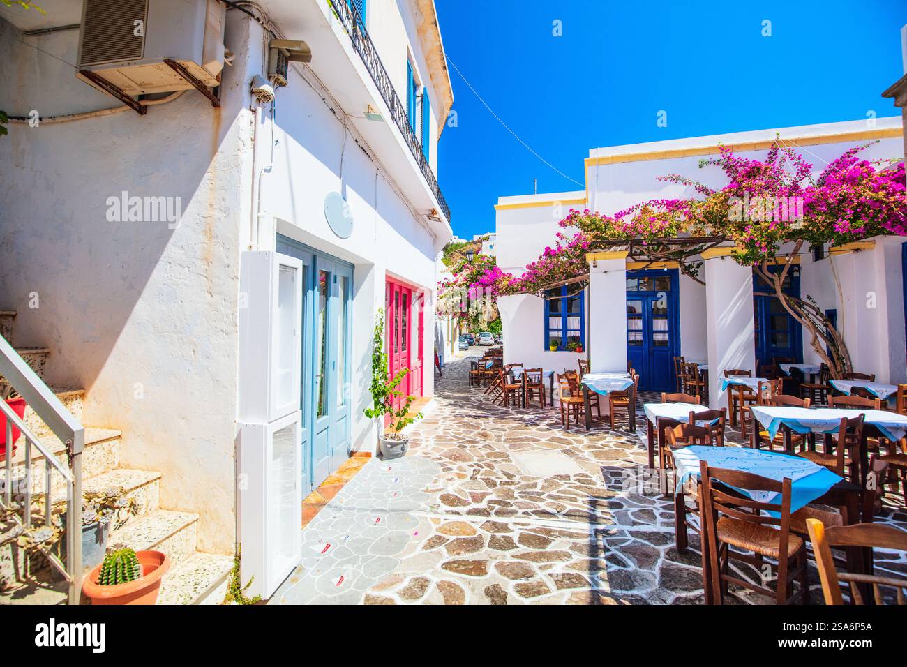 Beautiful street in old traditional Greek cycladic village of Plaka ...