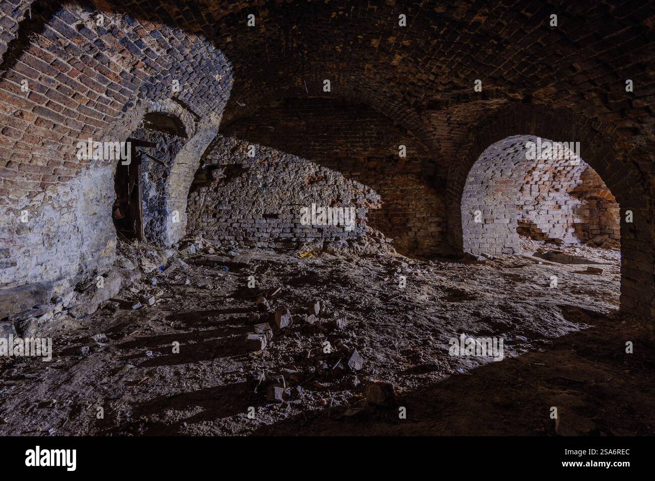 Abandoned empty old dark underground vaulted cellar Stock Photo - Alamy
