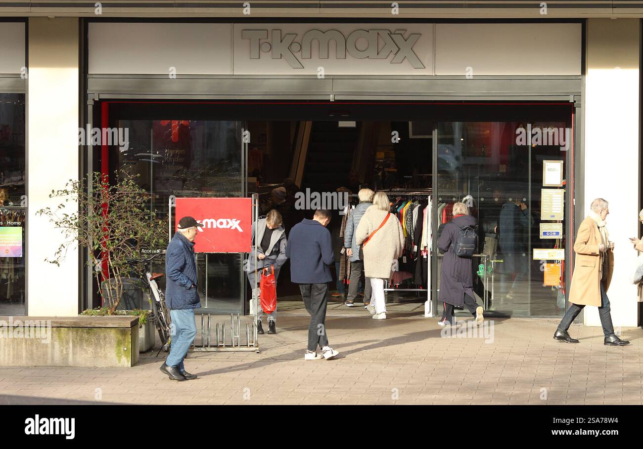 Eingang zur Filiale der Kaufhaus-Kette TJ Maxx in der Eppendorfer ...