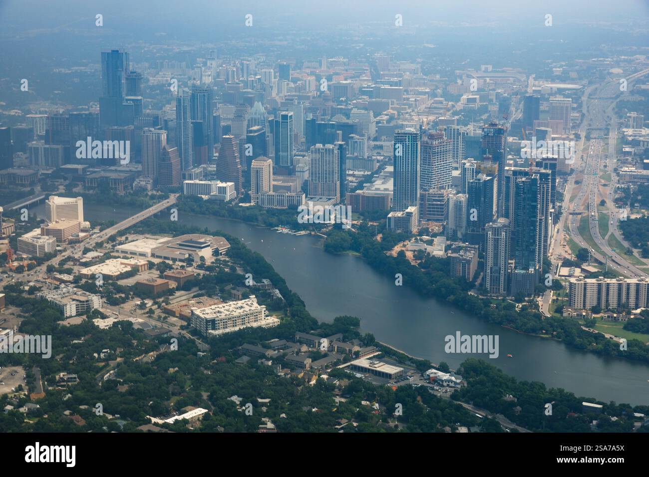 River bordering city aerial view hi-res stock photography and images ...