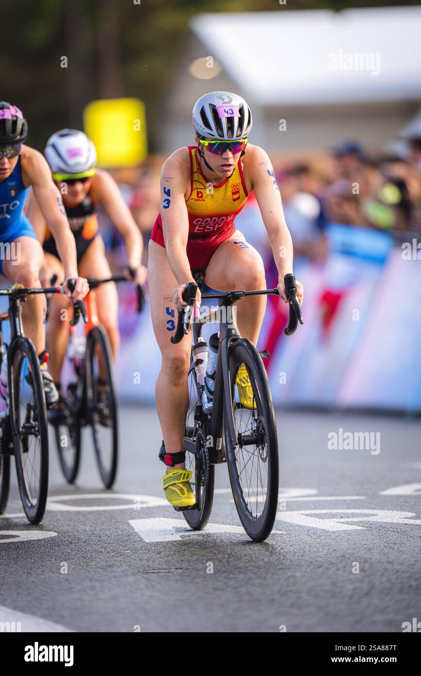 Anna Godoy participating in the triathlon at the Paris 2024 Olympic ...