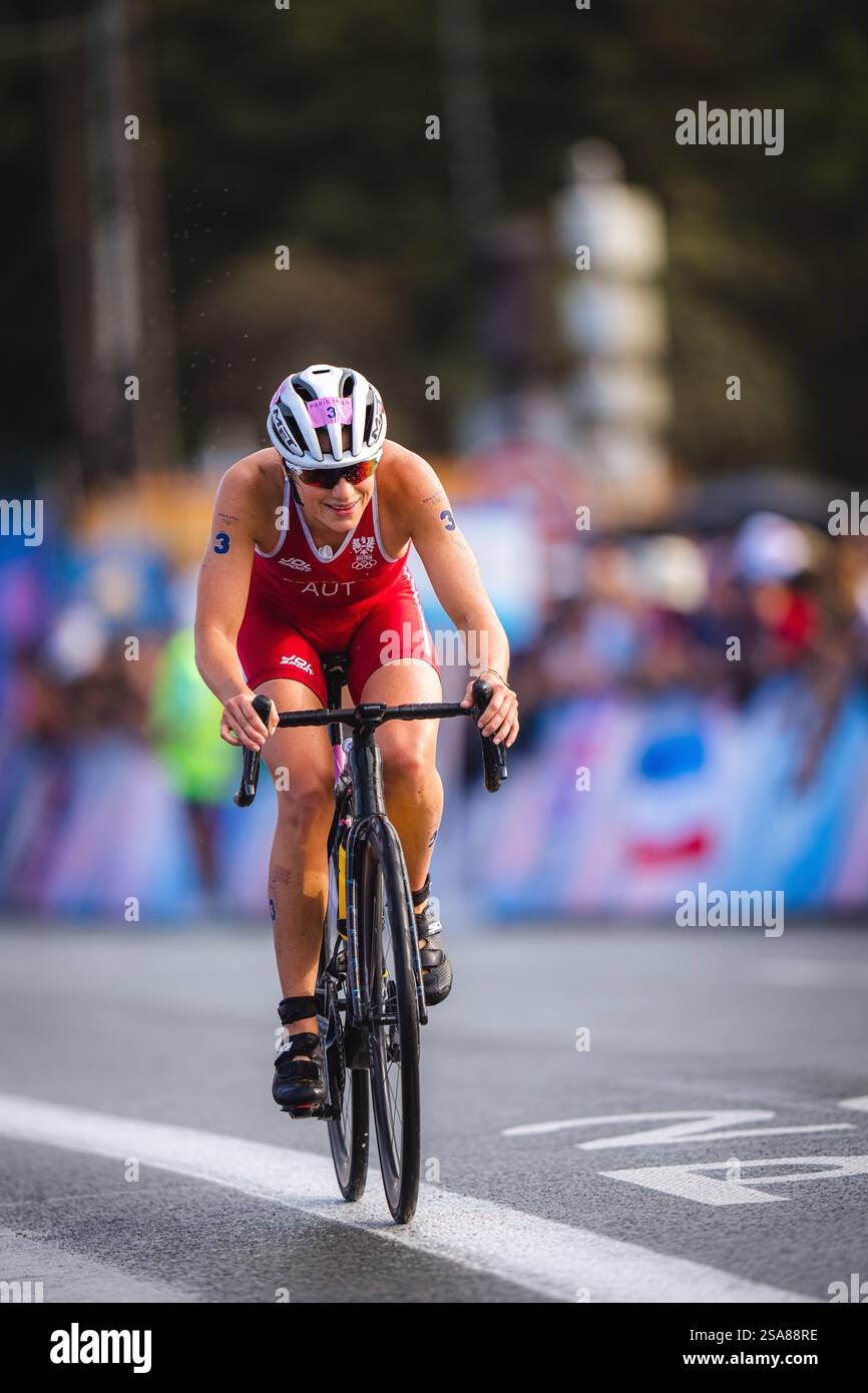 Lisa Perterer participating in the triathlon at the Paris 2024 Olympic Games Stock Photo - Alamy
