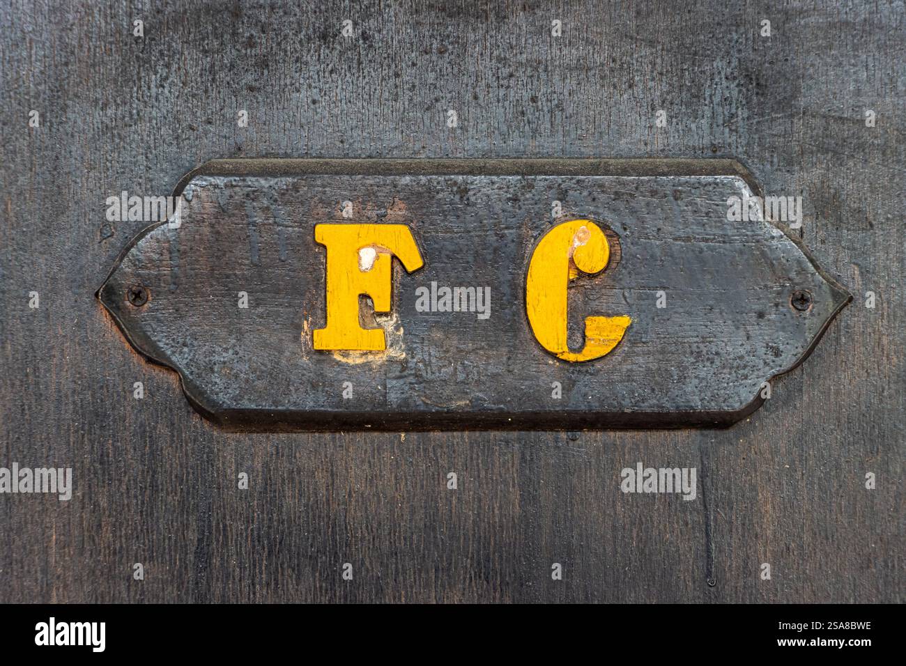 Room identification label on wooden door, close up Stock Photo - Alamy