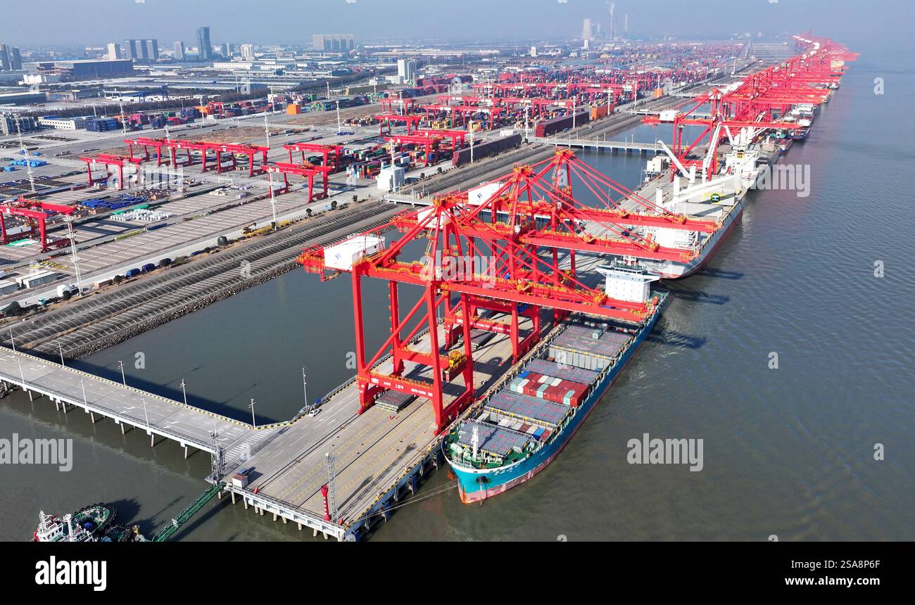 Suzhou, China. 29th Jan, 2025. SUZHOU, CHINA - JANUARY 29, 2025 - Cargo ...