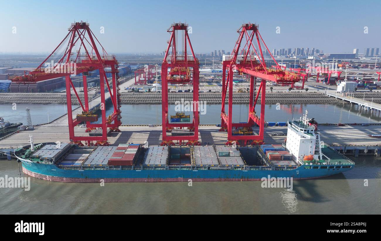 Suzhou, China. 29th Jan, 2025. SUZHOU, CHINA - JANUARY 29, 2025 - Cargo ...
