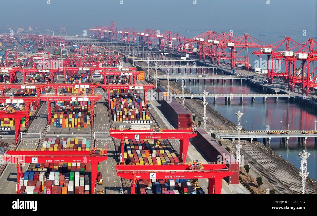 Suzhou, China. 29th Jan, 2025. SUZHOU, CHINA - JANUARY 29, 2025 - Cargo ...