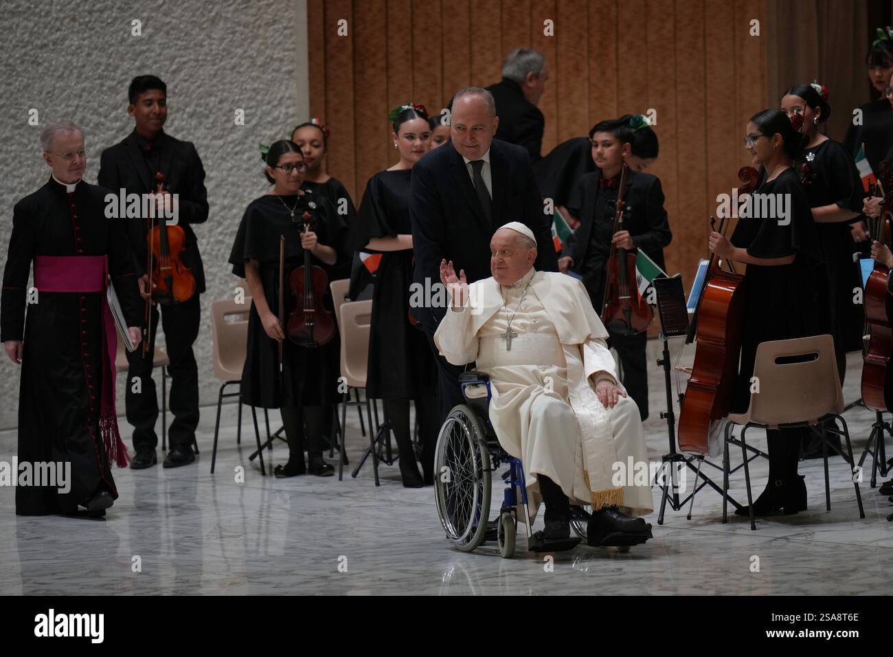 Pope Francis arrives for his weekly general audience in the Paul VI ...