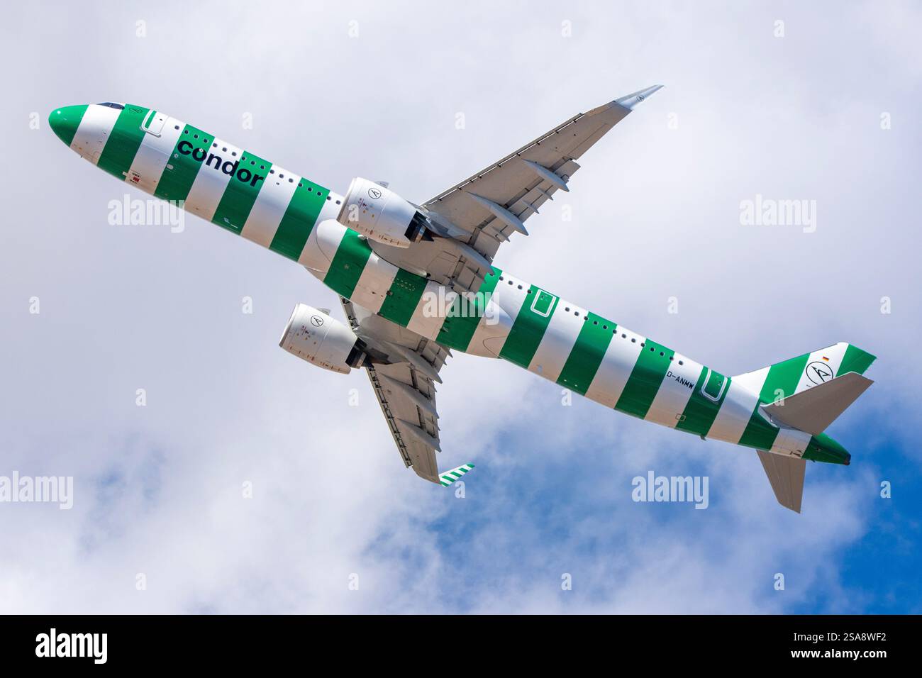 Avión de línea Airbus A321 neo de la aerolínea alemana Condor con ...