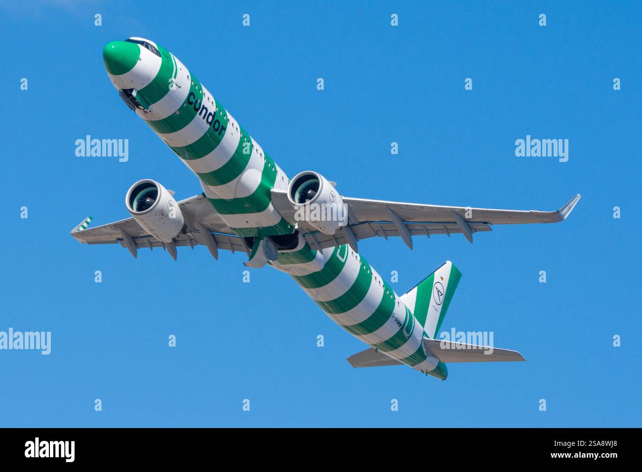 Avión de línea Airbus A321 neo de la aerolínea alemana Condor con ...