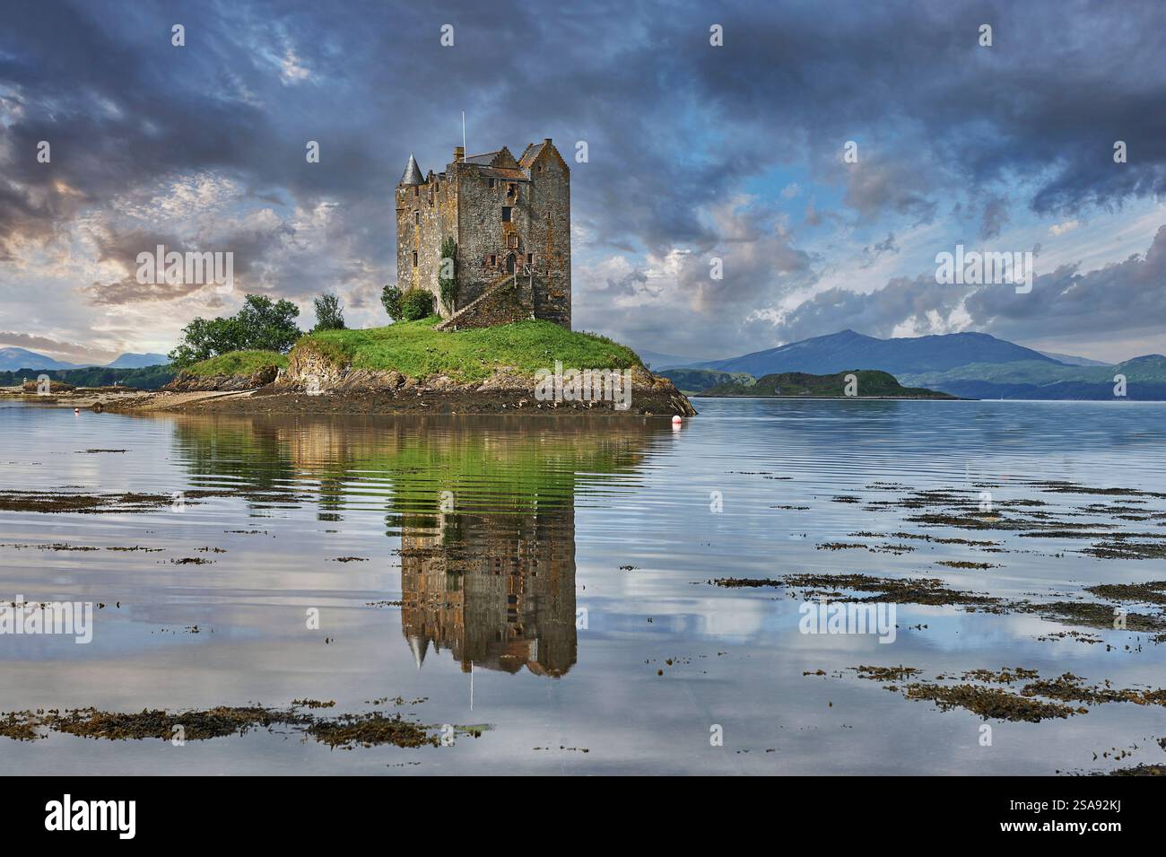 Castle medieval historic house hi-res stock photography and images - Alamy