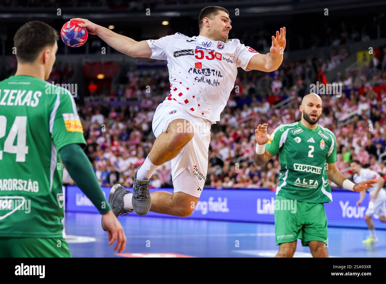 (250129) -- ZAGREB, Jan. 29, 2025 (Xinhua) -- Marin Sipic (top) of ...