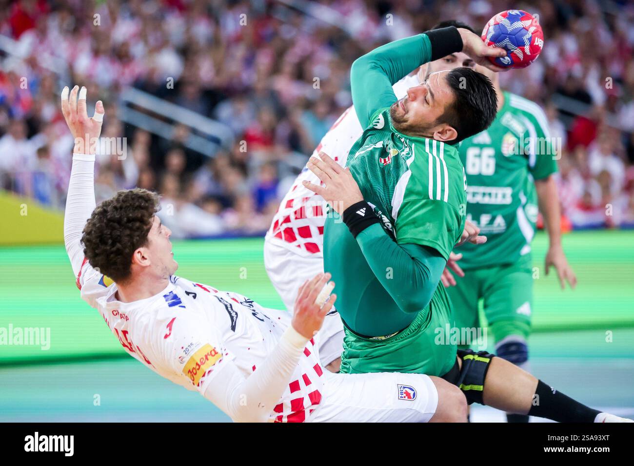 (250129) -- ZAGREB, Jan. 29, 2025 (Xinhua) -- Bence Banhidi (R) of ...