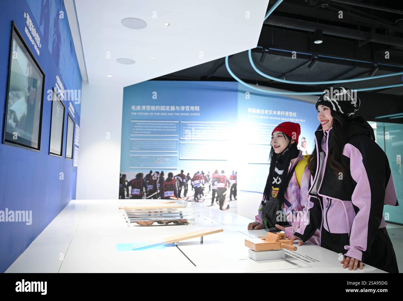 (250129) -- ALTAY, Jan. 29, 2025 (Xinhua) -- Zhang Qibin (R) visits a ...