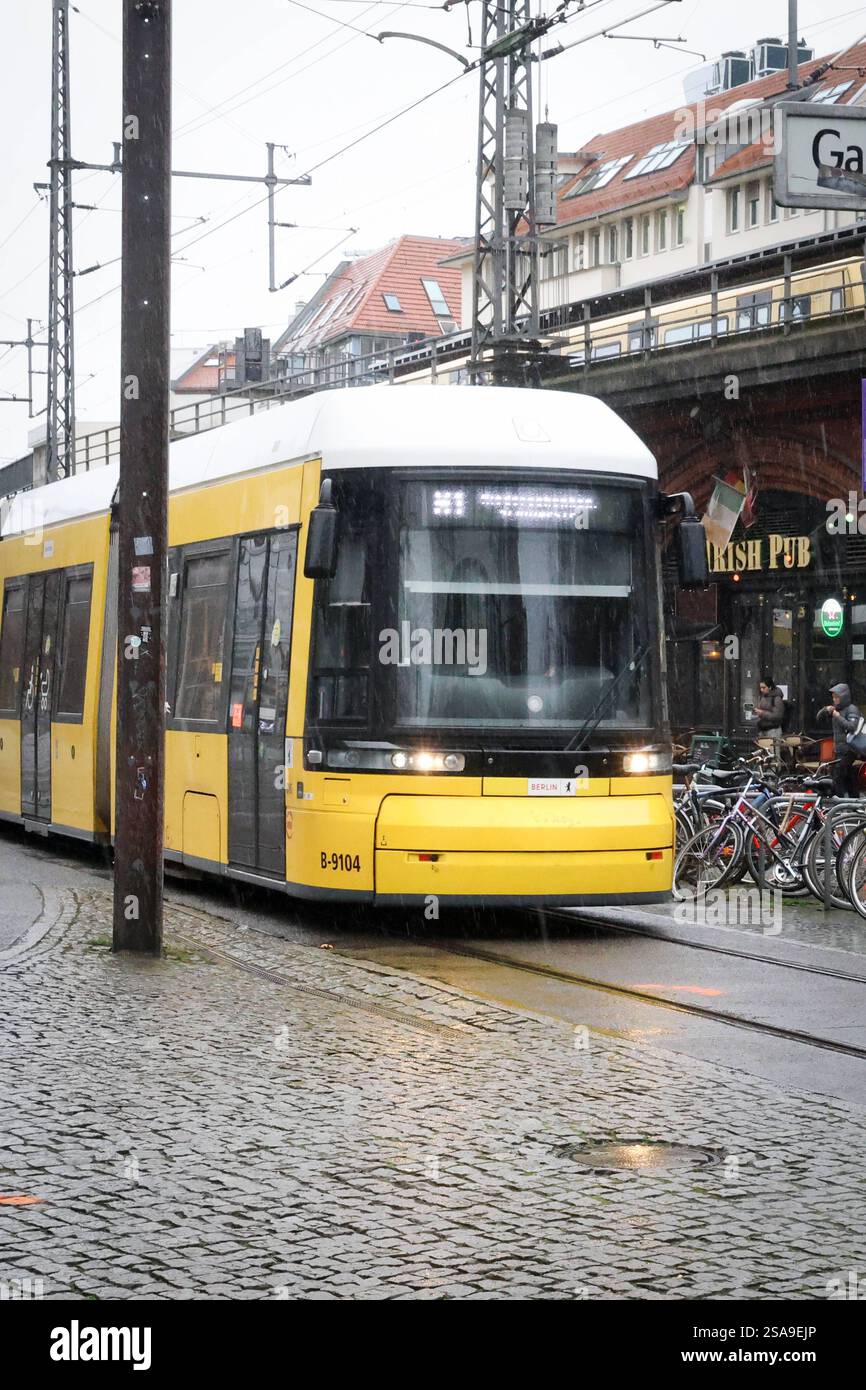 Straßenbahn der Berliner Verkehrsbetriebe BVG im Bereich der ...