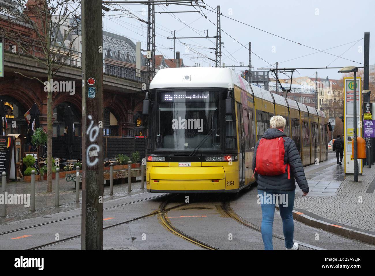 Straßenbahn der Berliner Verkehrsbetriebe BVG im Bereich der ...