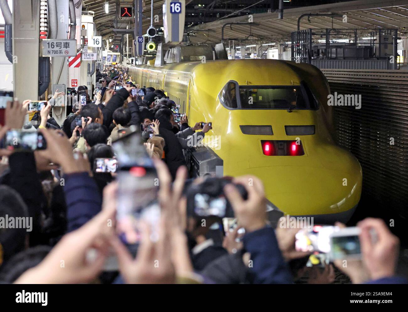 Doctor Yellow, a series of high-speed diagnostic trains, leaves Tokyo ...
