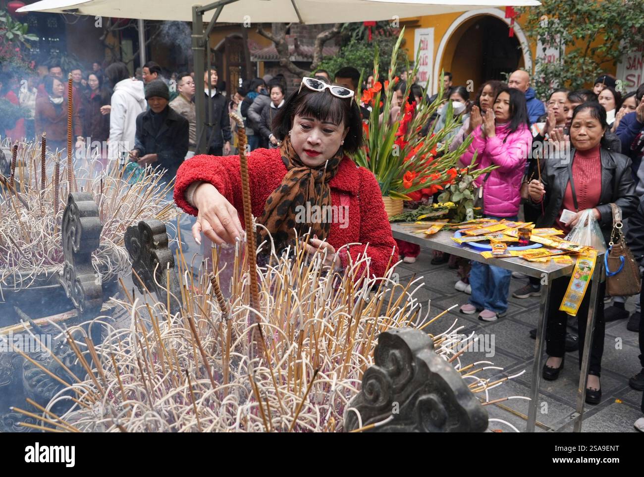 People pray on the first day of the Lunar New Year at Quan Su pagoda in ...