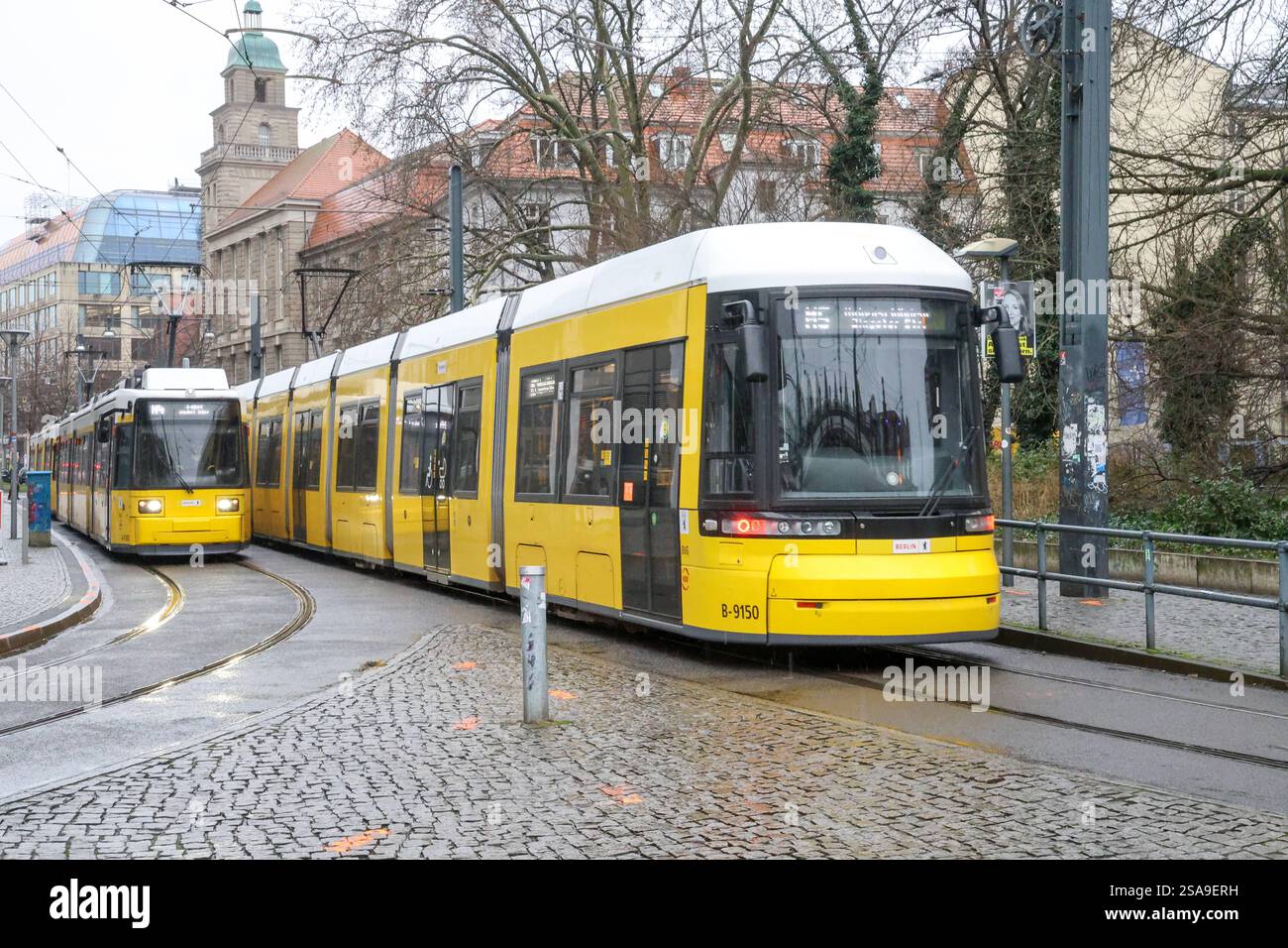 Straßenbahn der Berliner Verkehrsbetriebe BVG im Bereich der Spandauer ...