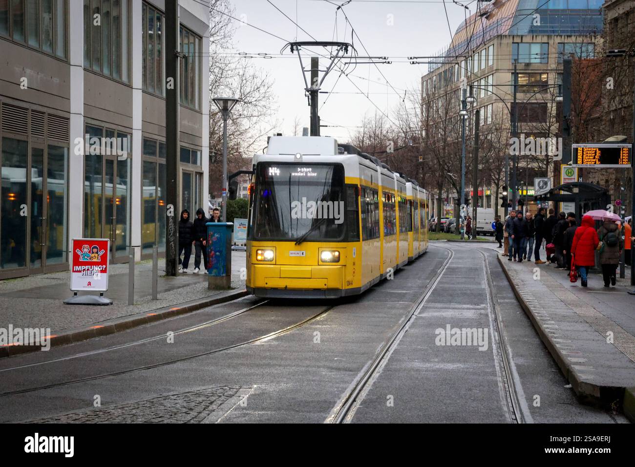 Straßenbahn der Berliner Verkehrsbetriebe BVG auf der Spandauer Straße ...
