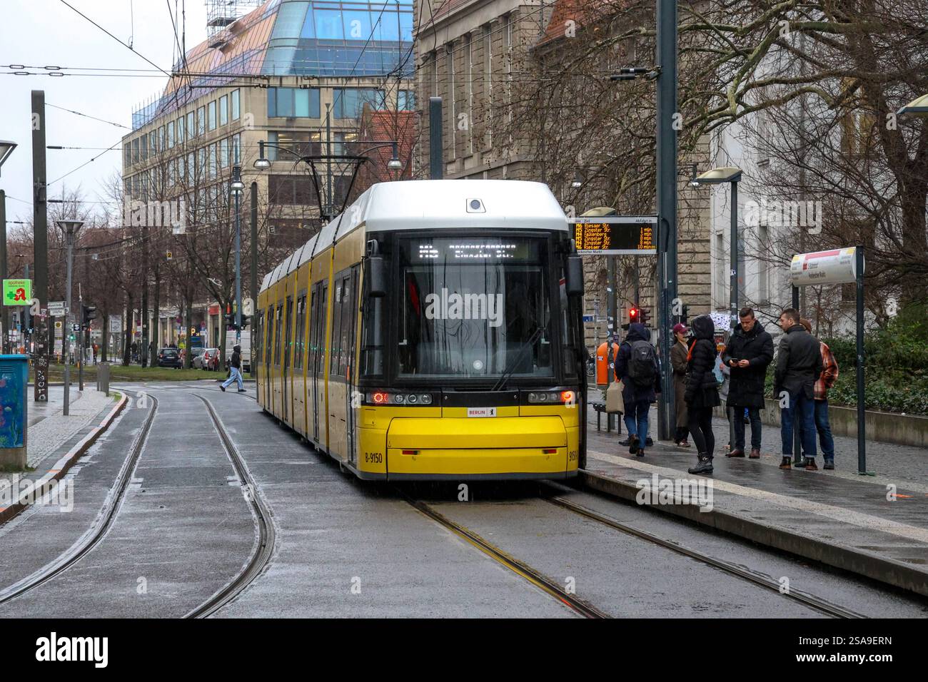 Straßenbahn der Berliner Verkehrsbetriebe BVG im Bereich der Spandauer ...