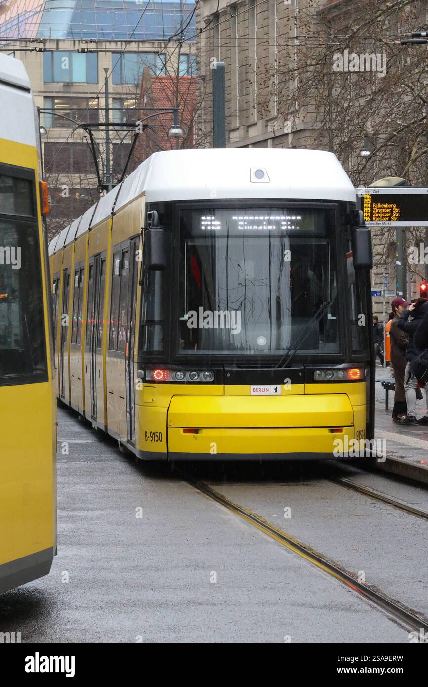 Straßenbahn der Berliner Verkehrsbetriebe BVG im Bereich der Spandauer ...