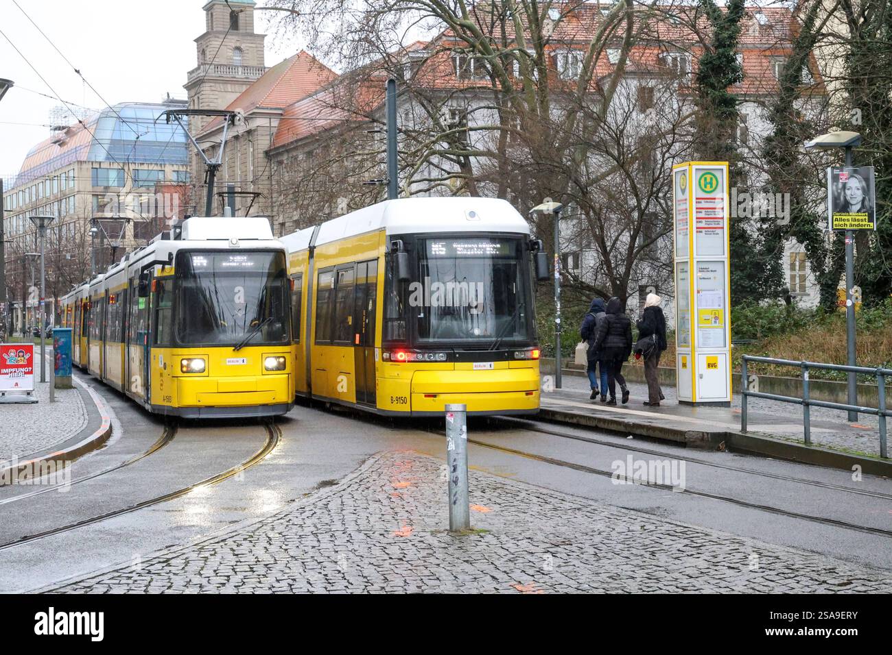 Straßenbahn der Berliner Verkehrsbetriebe BVG im Bereich der Spandauer ...