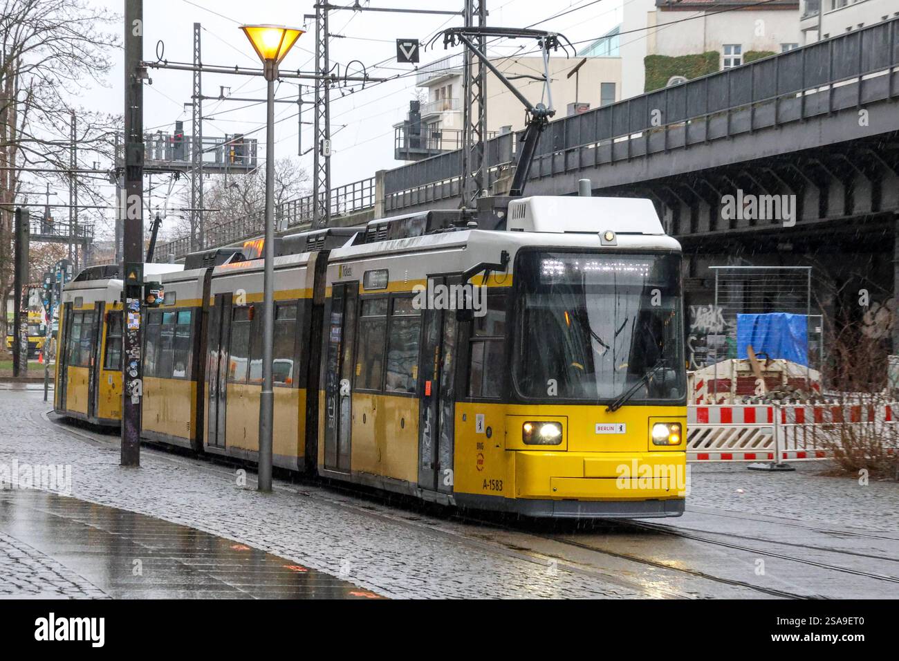 Straßenbahn der Berliner Verkehrsbetriebe BVG im Bereich der ...