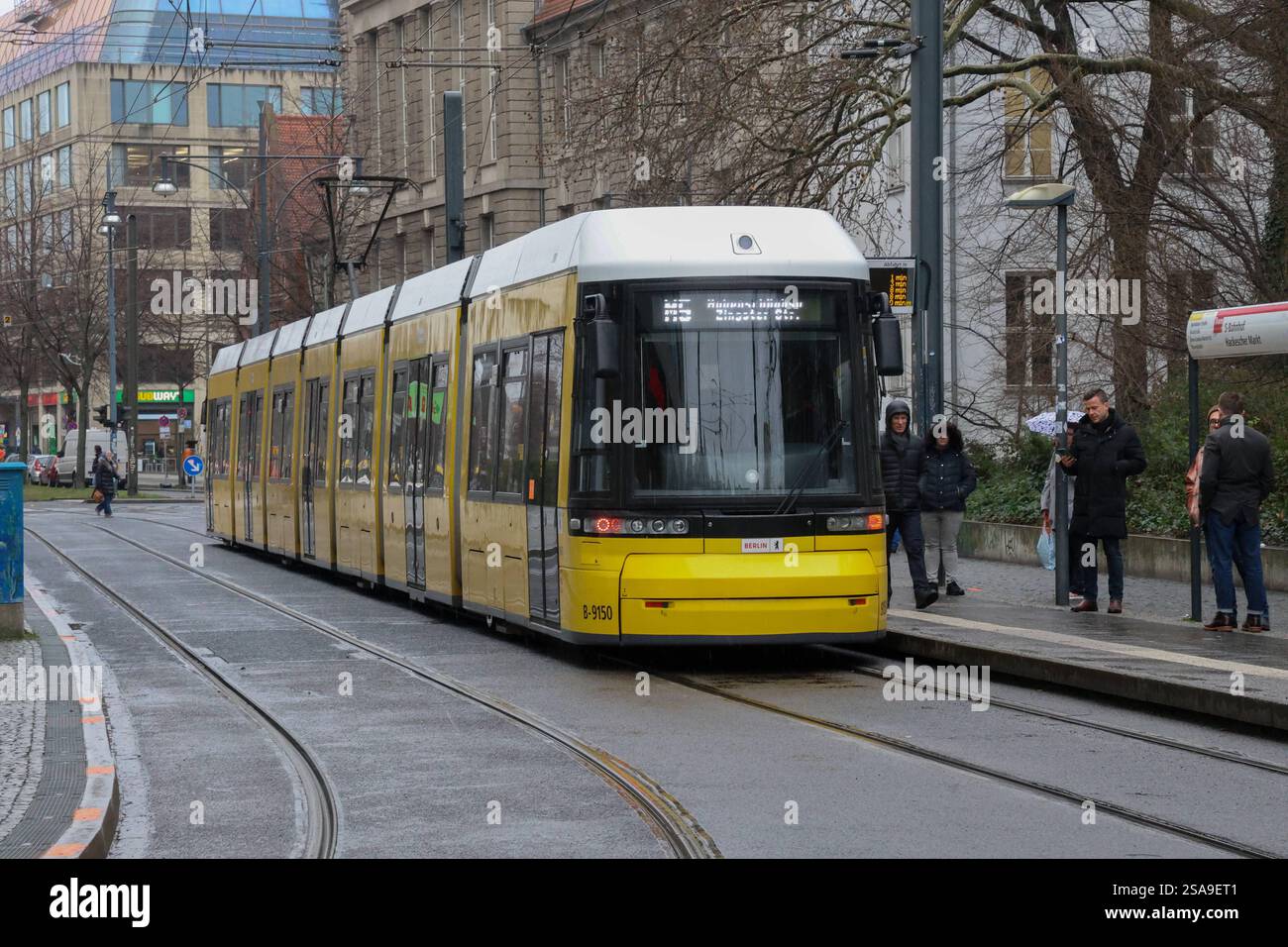 Straßenbahn der Berliner Verkehrsbetriebe BVG im Bereich der Spandauer ...