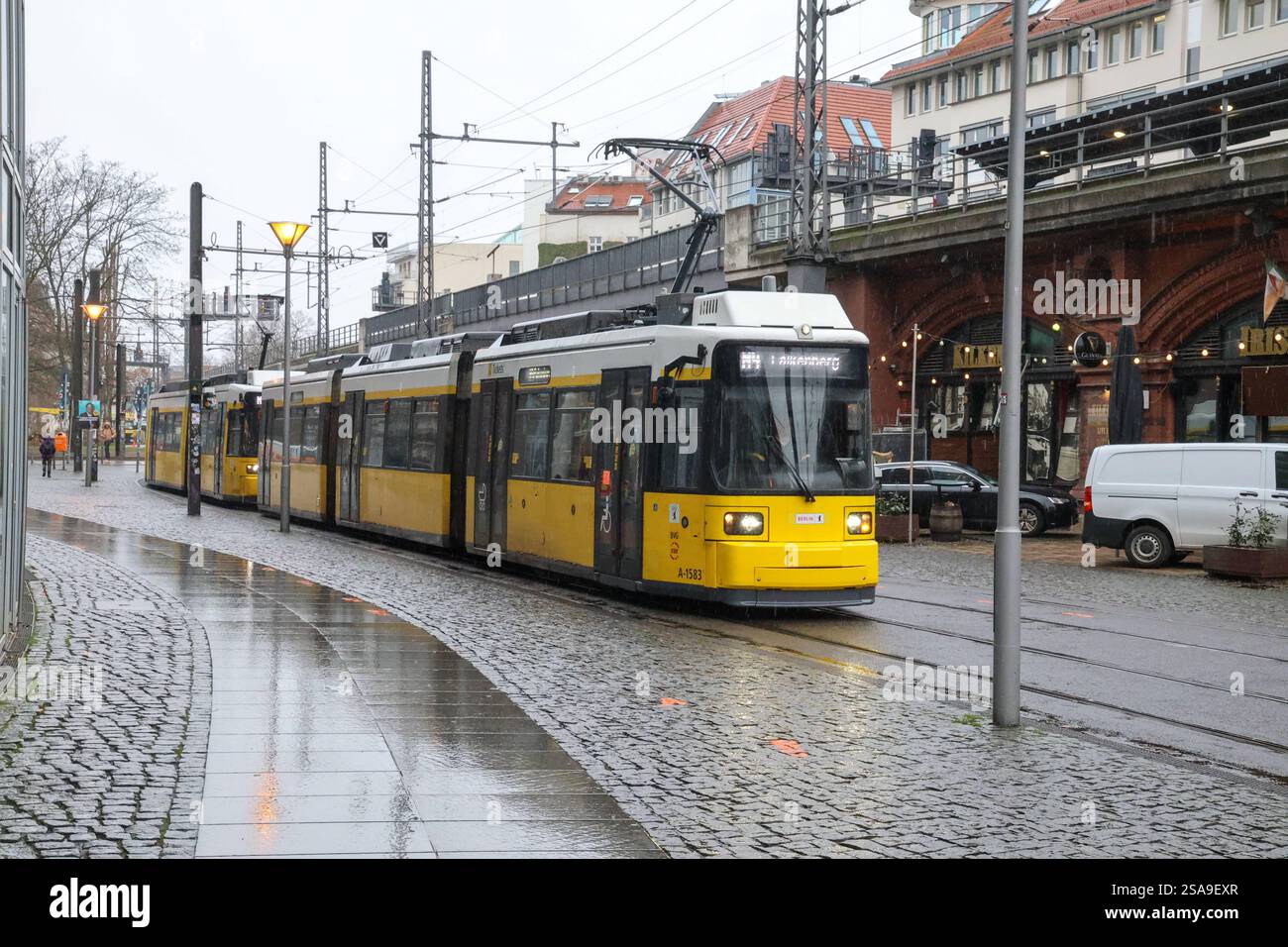 Straßenbahn der Berliner Verkehrsbetriebe BVG im Bereich der ...