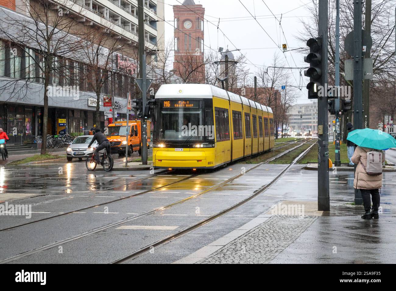 Straßenbahn der Berliner Verkehrsbetriebe BVG im Bereich der Spandauer ...