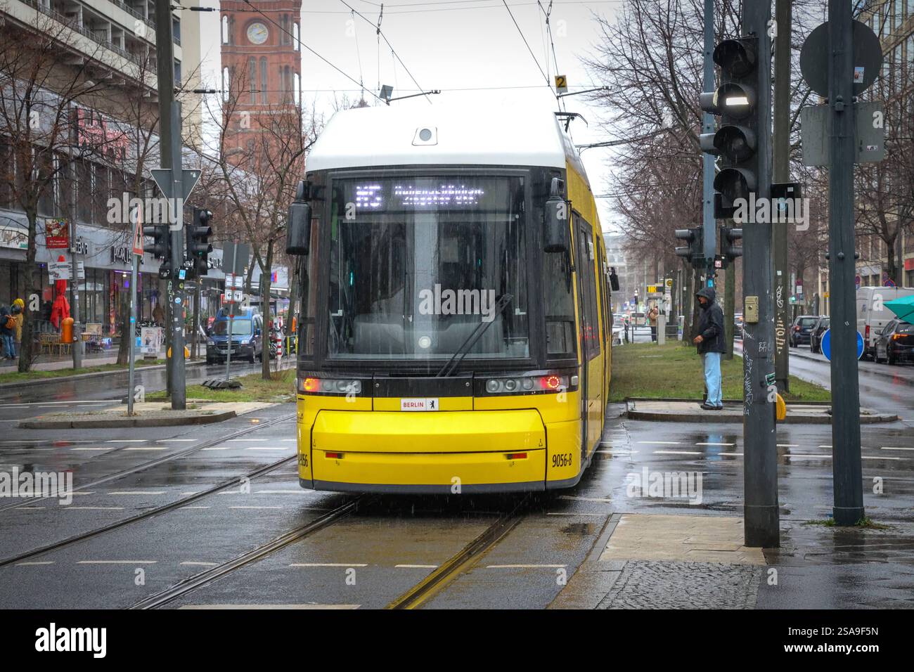 Straßenbahn der Berliner Verkehrsbetriebe BVG im Bereich der Spandauer Straße. Linie M5 - Ziel ...