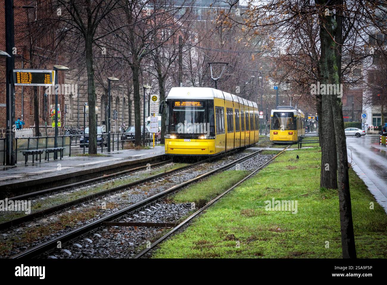 Straßenbahn der Berliner Verkehrsbetriebe BVG im Bereich der Spandauer ...