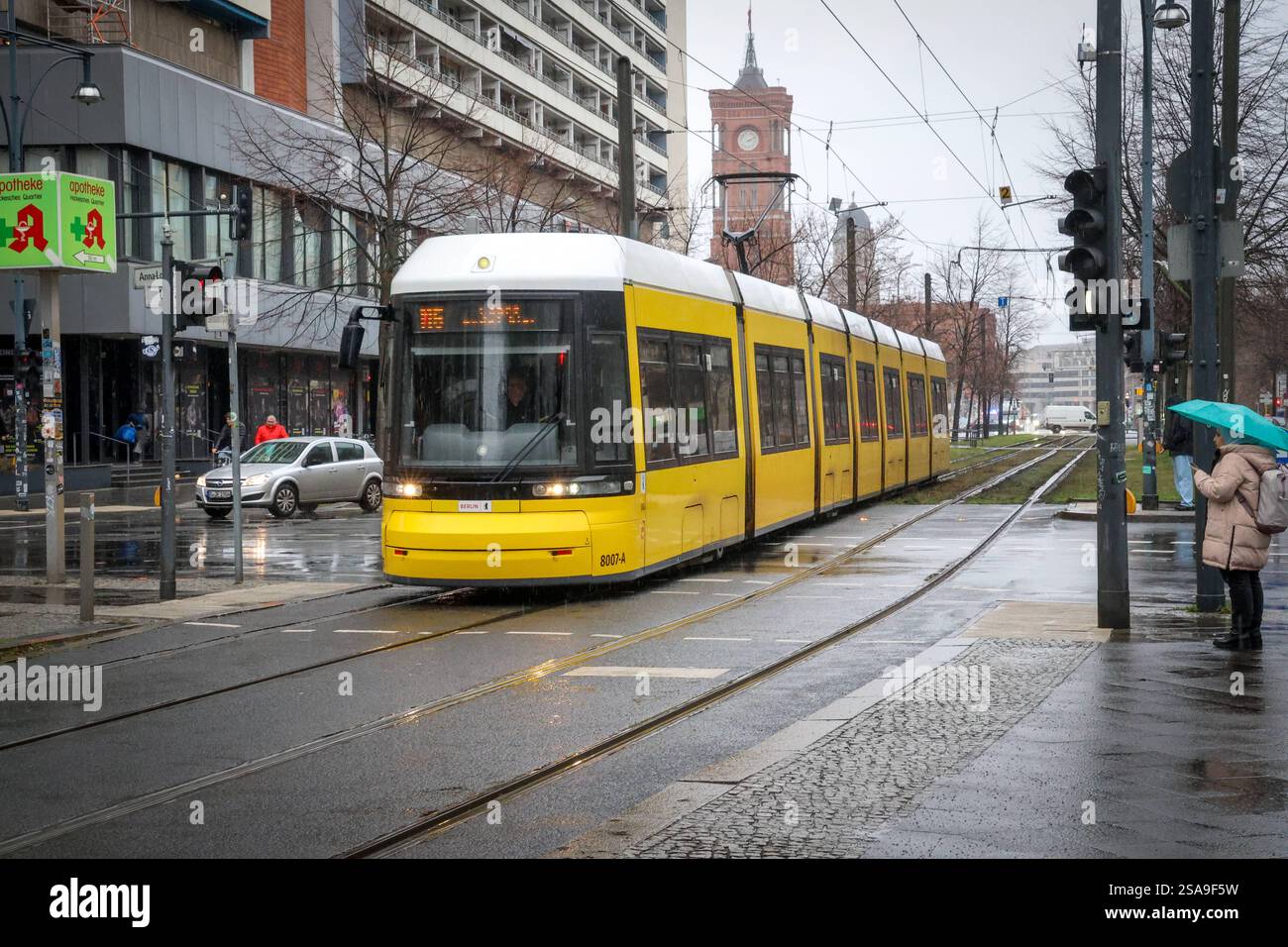 Straßenbahn der Berliner Verkehrsbetriebe BVG im Bereich der Spandauer ...
