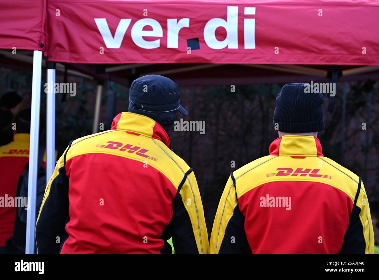 Duesseldorf, Germany. 29th Jan, 2025. DHL employees stand at the ...
