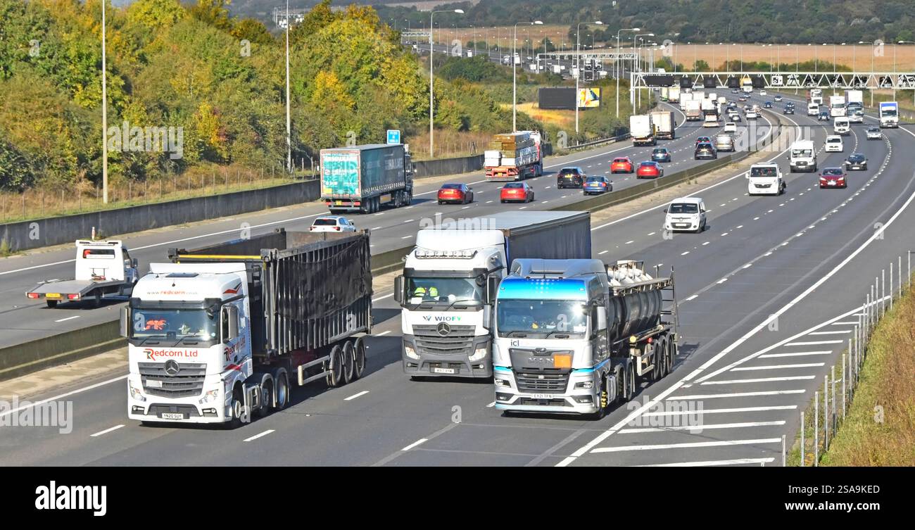 Eight lane free-flowing traffic on M25 motorway road on orbital route ...