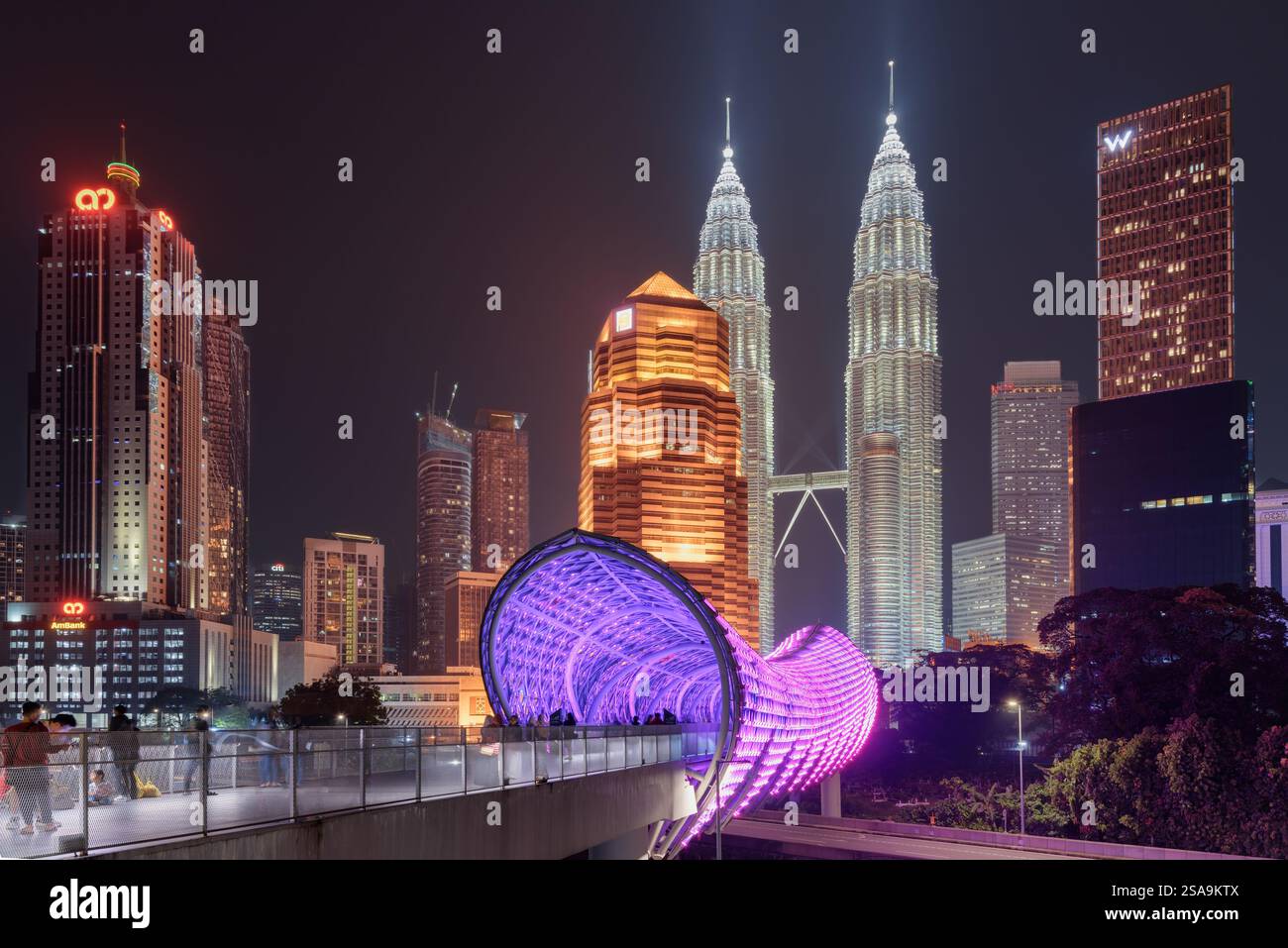 View of Saloma Link Bridge and the Petronas Twin Towers Stock Photo - Alamy