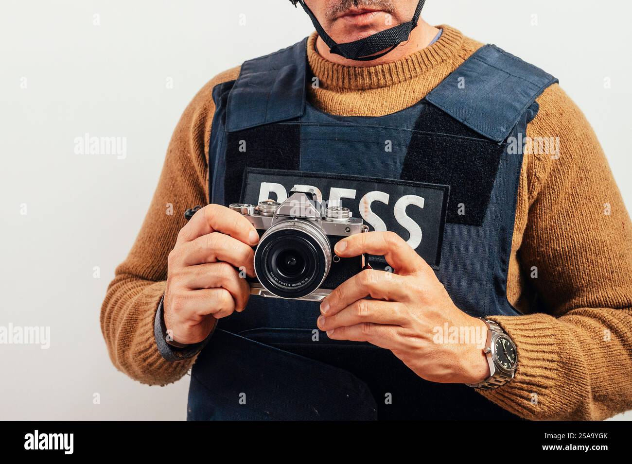 Reporter in bulletproof vest with a camera Stock Photo - Alamy