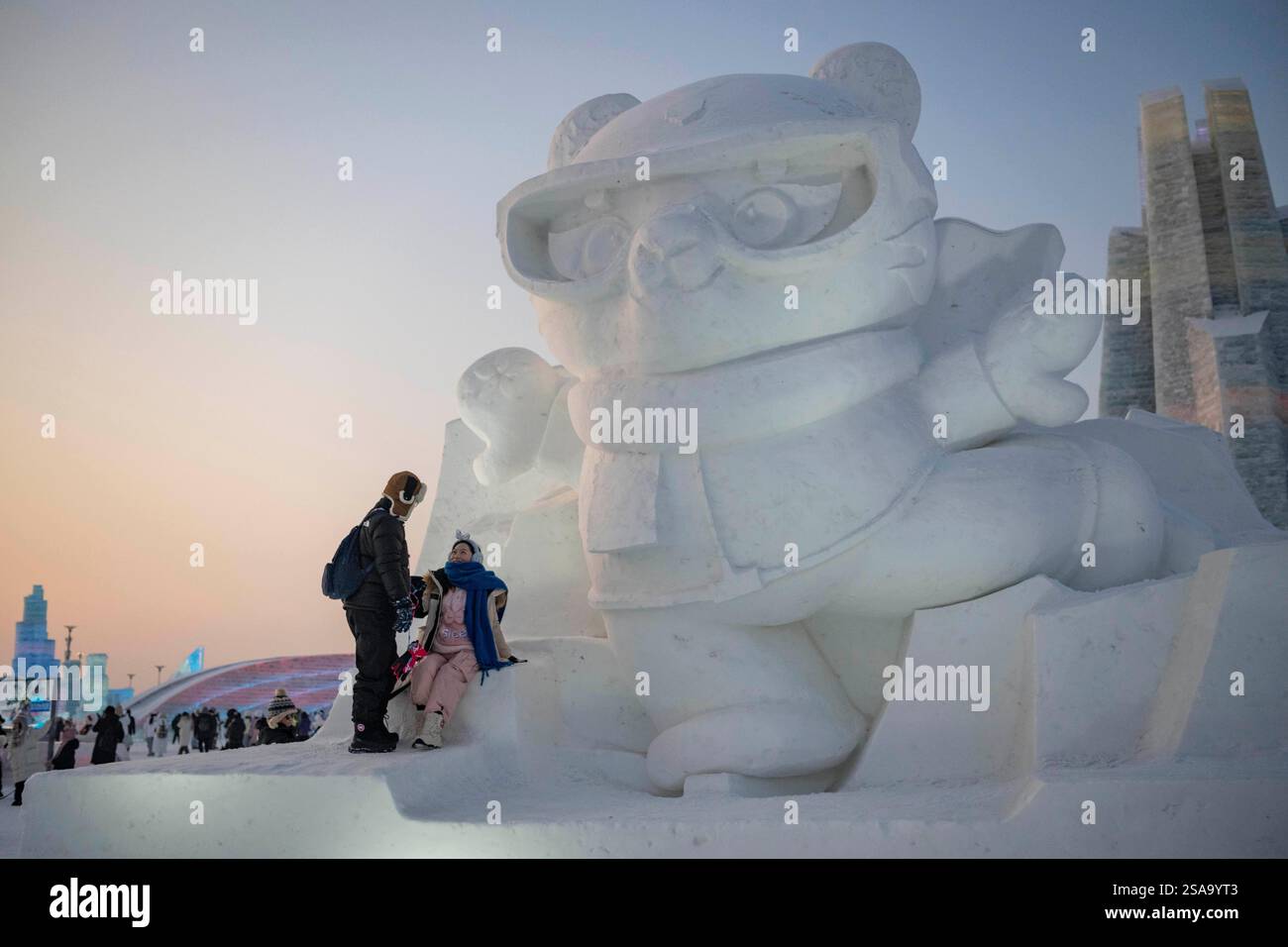 (250129) -- HARBIN, Jan. 29, 2025 (Xinhua) -- People play in front of ...