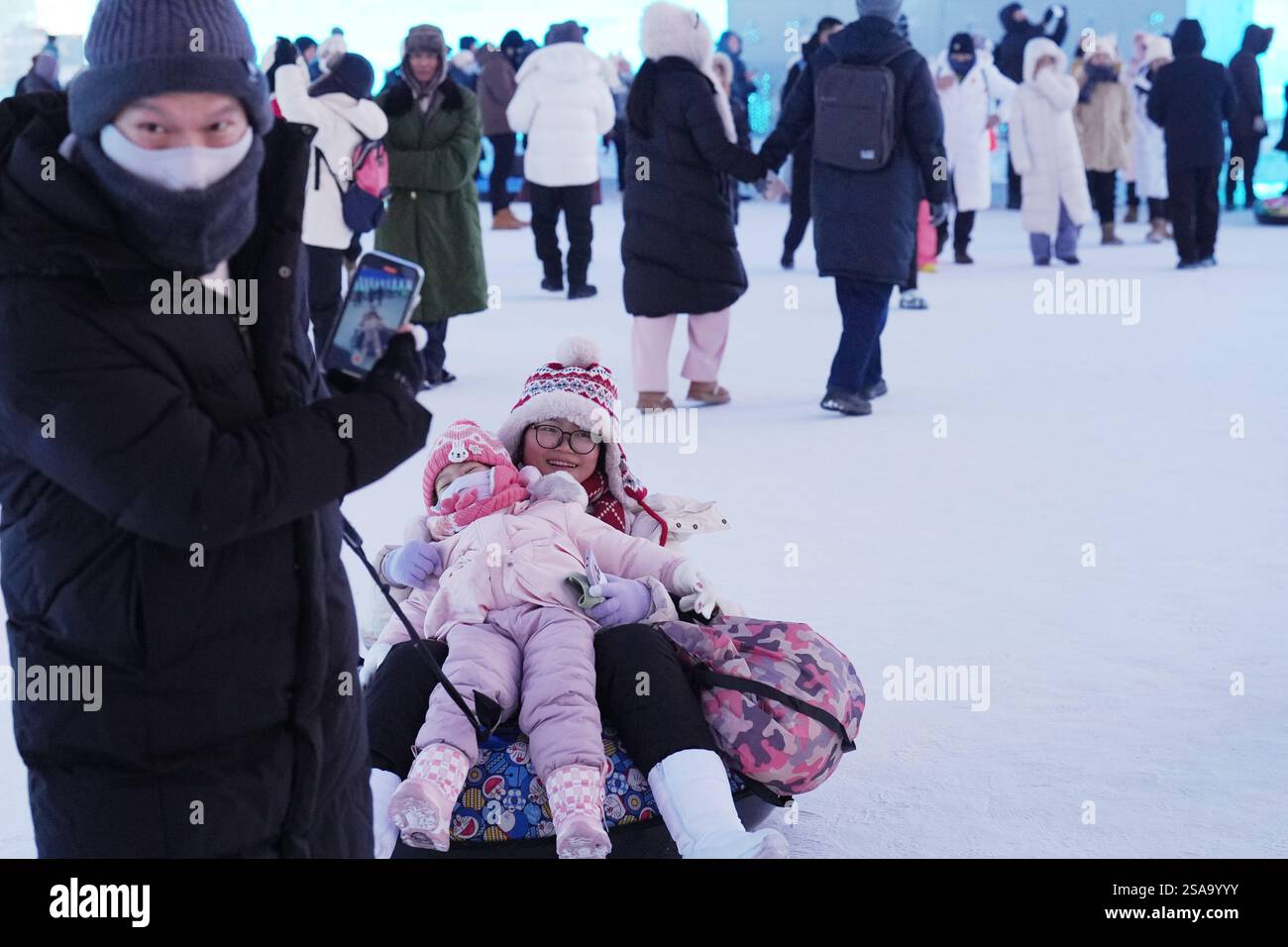 (250129) -- HARBIN, Jan. 29, 2025 (Xinhua) -- People play at the Harbin ...