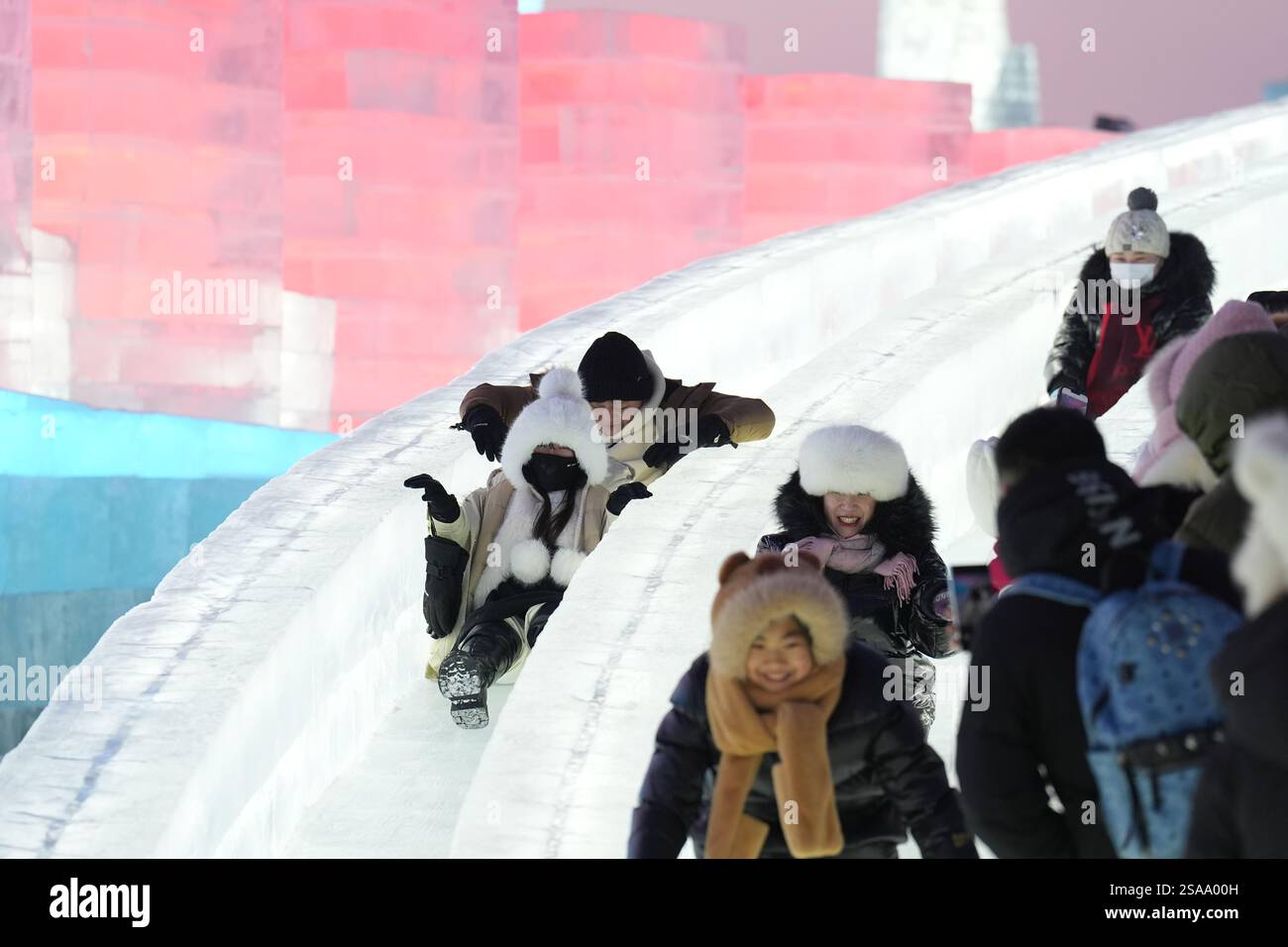(250129) -- HARBIN, Jan. 29, 2025 (Xinhua) -- People experience ice ...