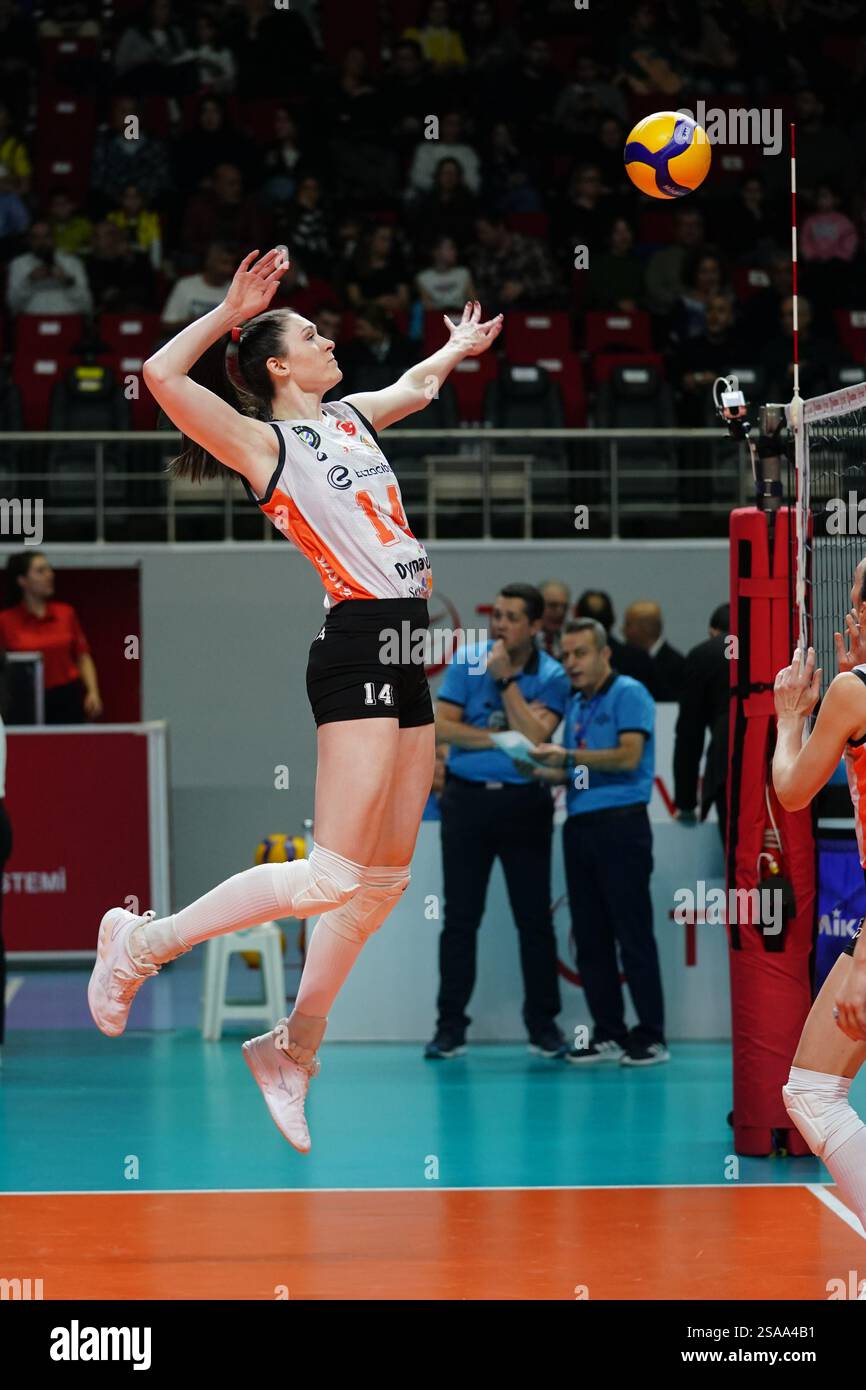 ISTANBUL, TURKIYE - JANUARY 26, 2025: Dana Rettke warming up before ...