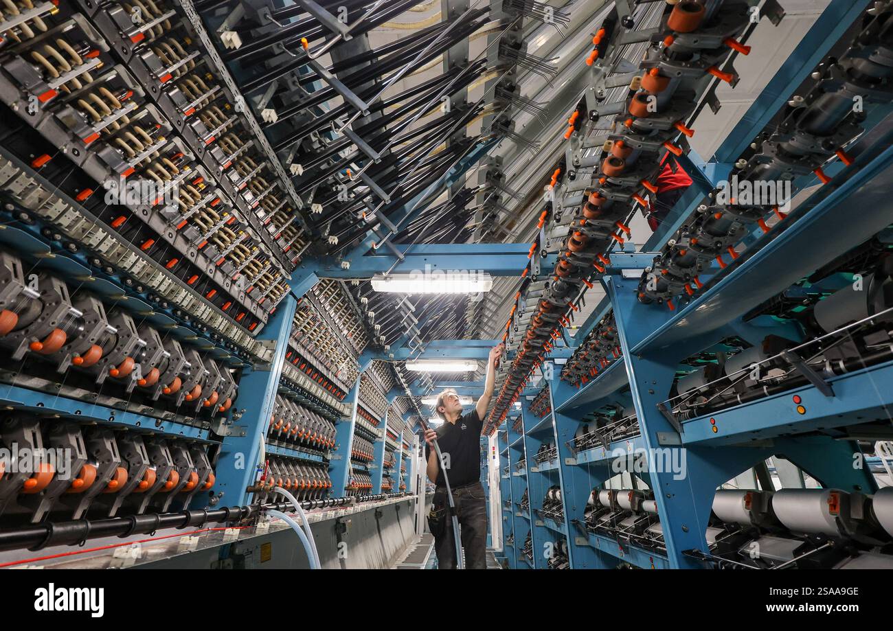 29 January 2025, Saxony, Flöha: An employee of OTEX Textilveredlung ...