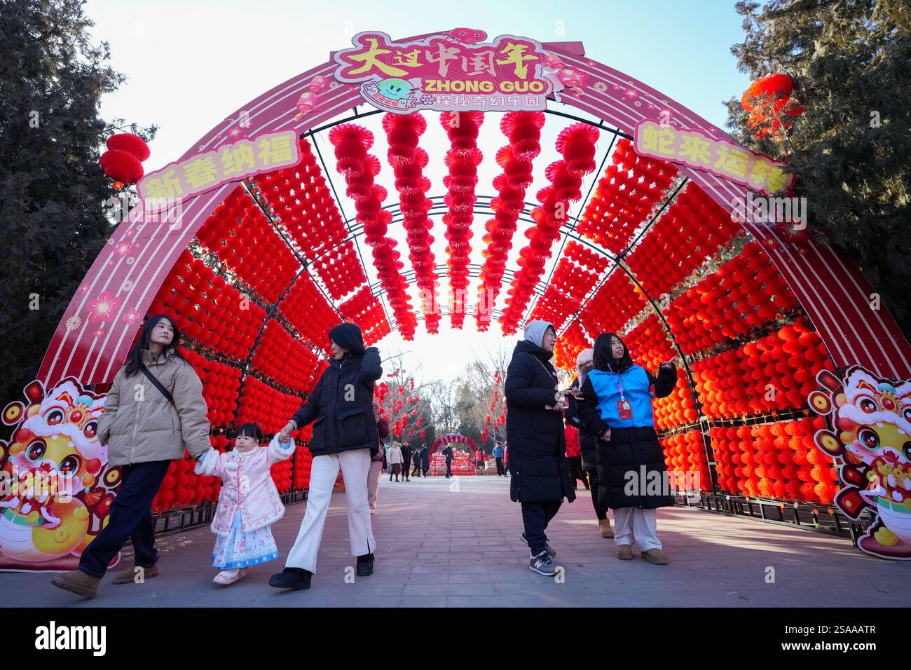 (250129) -- BEIJING, Jan. 29, 2025 (Xinhua) -- Tourists visit a Spring ...