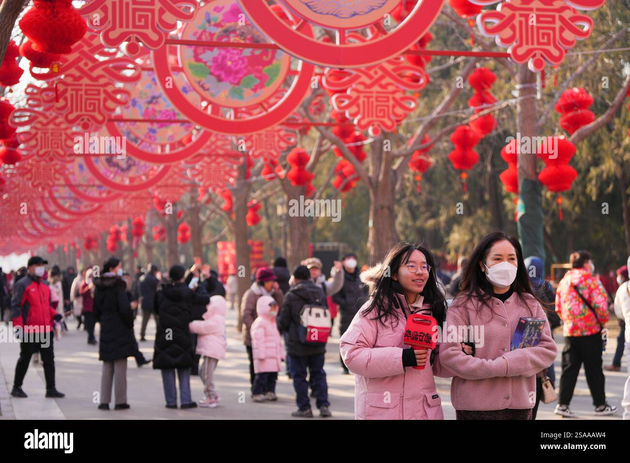 (250129) -- BEIJING, Jan. 29, 2025 (Xinhua) -- Tourists visit a Spring ...