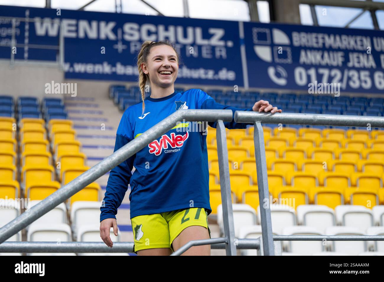 Michelle Weiß (TSG Hoffenheim, #27) vor dem Spiel auf der Tribuene, GER ...