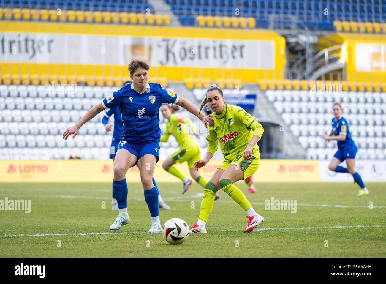 Julia Hickelsberger (TSG Hoffenheim, #18) im Zweikampf mit Gwen Mummert ...