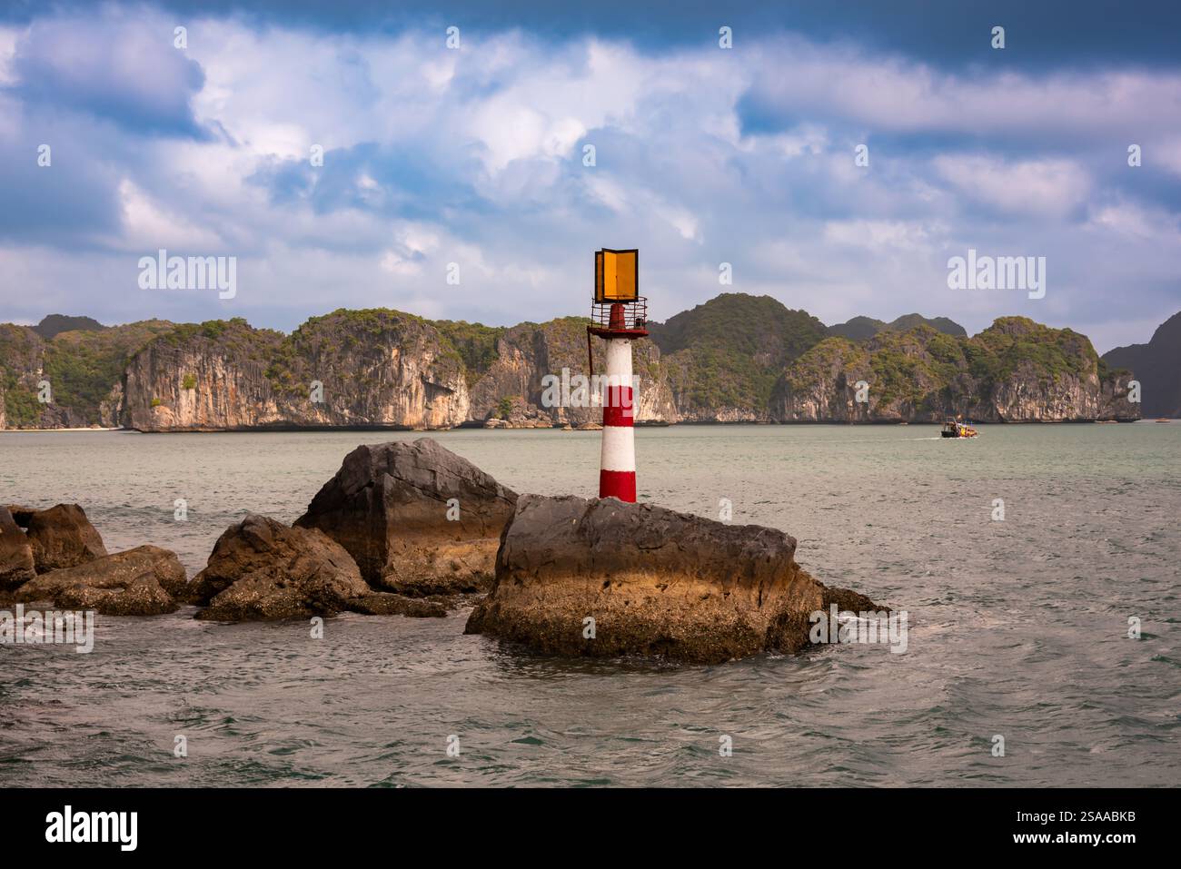 Sea bay in Vietnam with islands and boats Stock Photo - Alamy